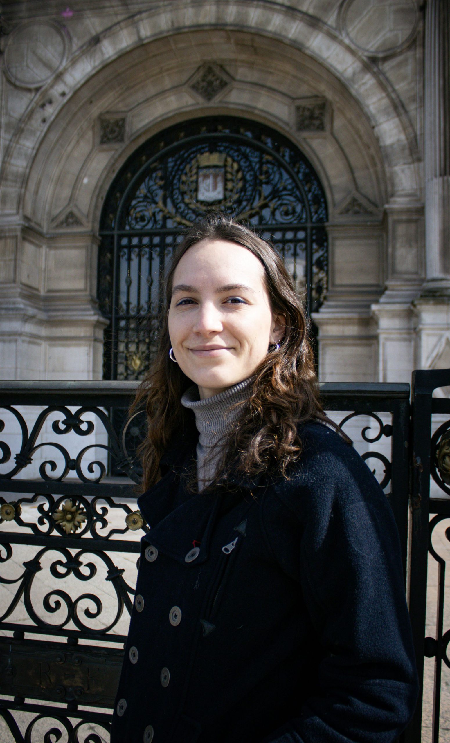 Louise, nouvellement arrivée en stage sur les jardins nourriciers ...